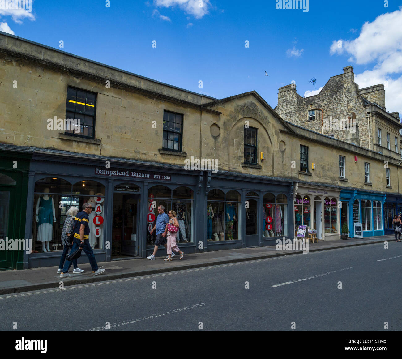Boutique shops on the historic Pulteney Bridge, Bath, Somerset, England ...