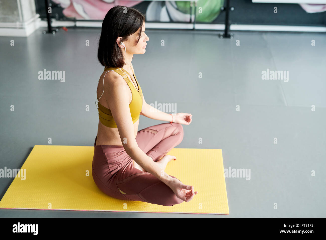 Yogi woman hi-res stock photography and images - Alamy