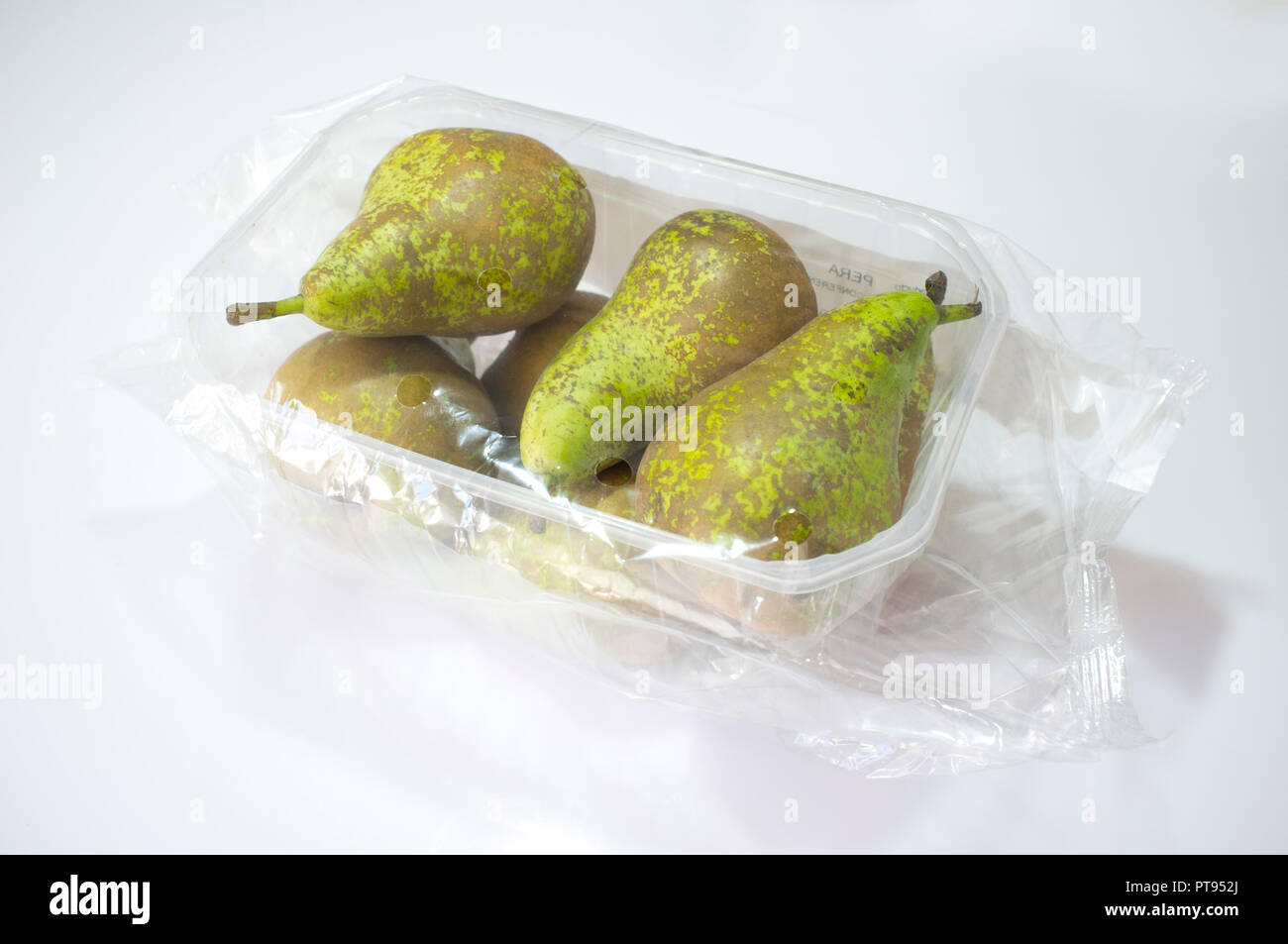 Box of pears hi-res stock photography and images - Alamy
