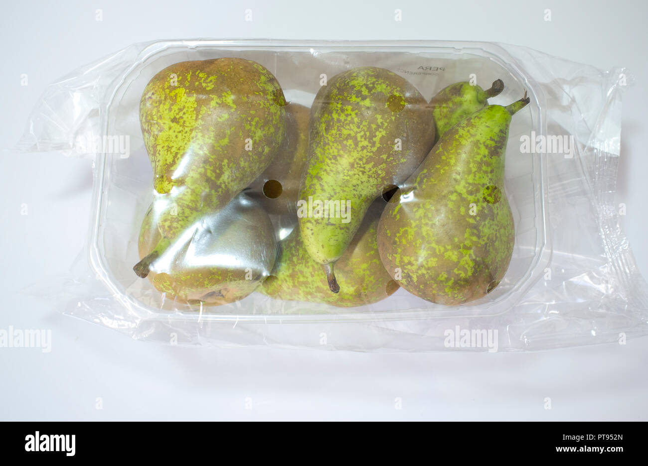 Pears in container hi-res stock photography and images - Alamy