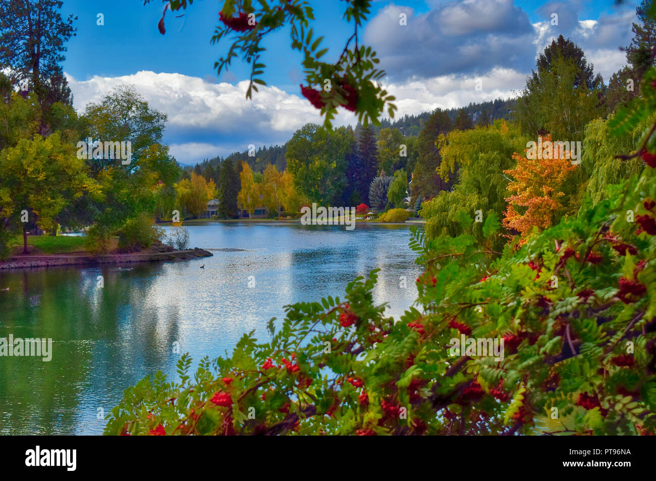 Bend oregon mirror pond hi-res stock photography and images - Alamy