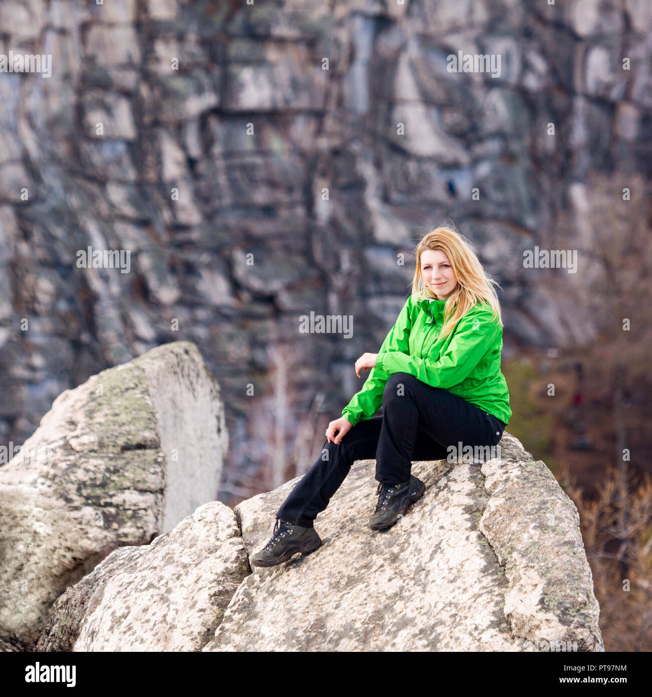 Woman sitting rock cliff hi-res stock photography and images - Alamy