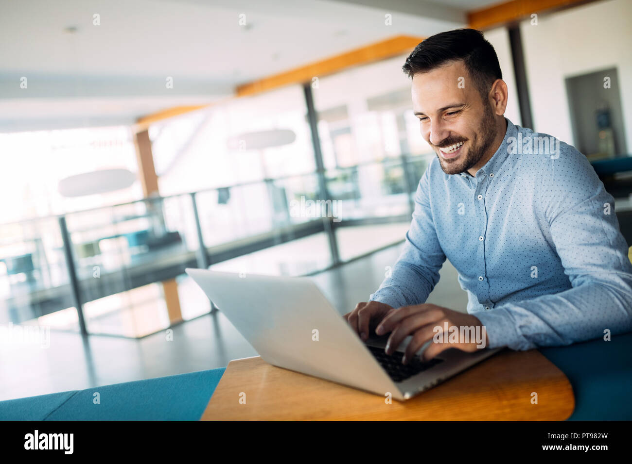 Smiling businesspeople hi-res stock photography and images - Alamy