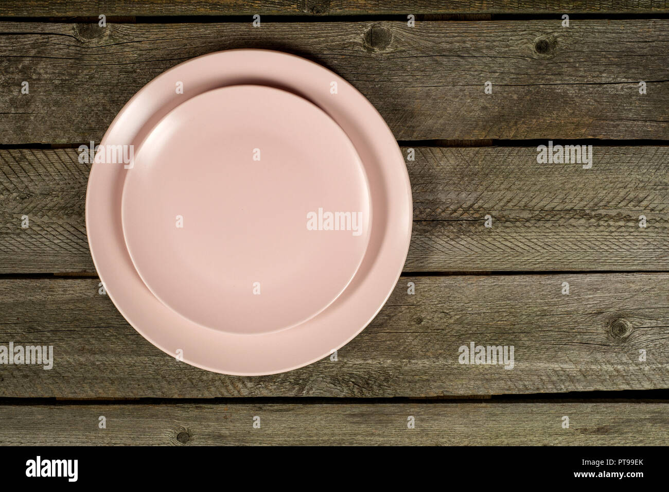 Pink plates hi-res stock photography and images - Alamy