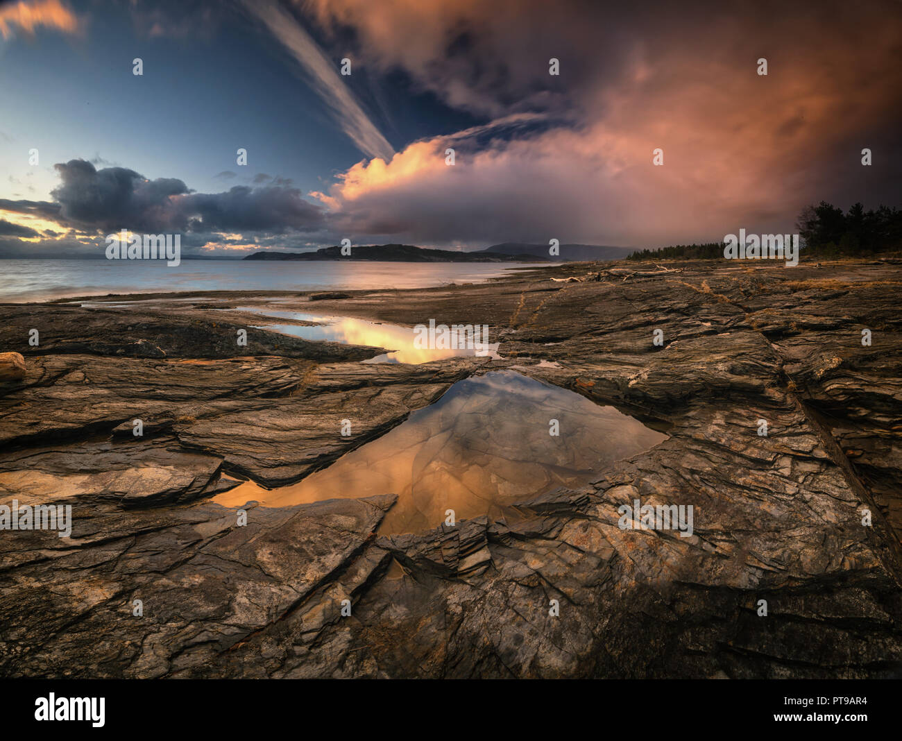 Sunset time by Flatholmen beach in Muruvik. Amazing sky and clouds ...