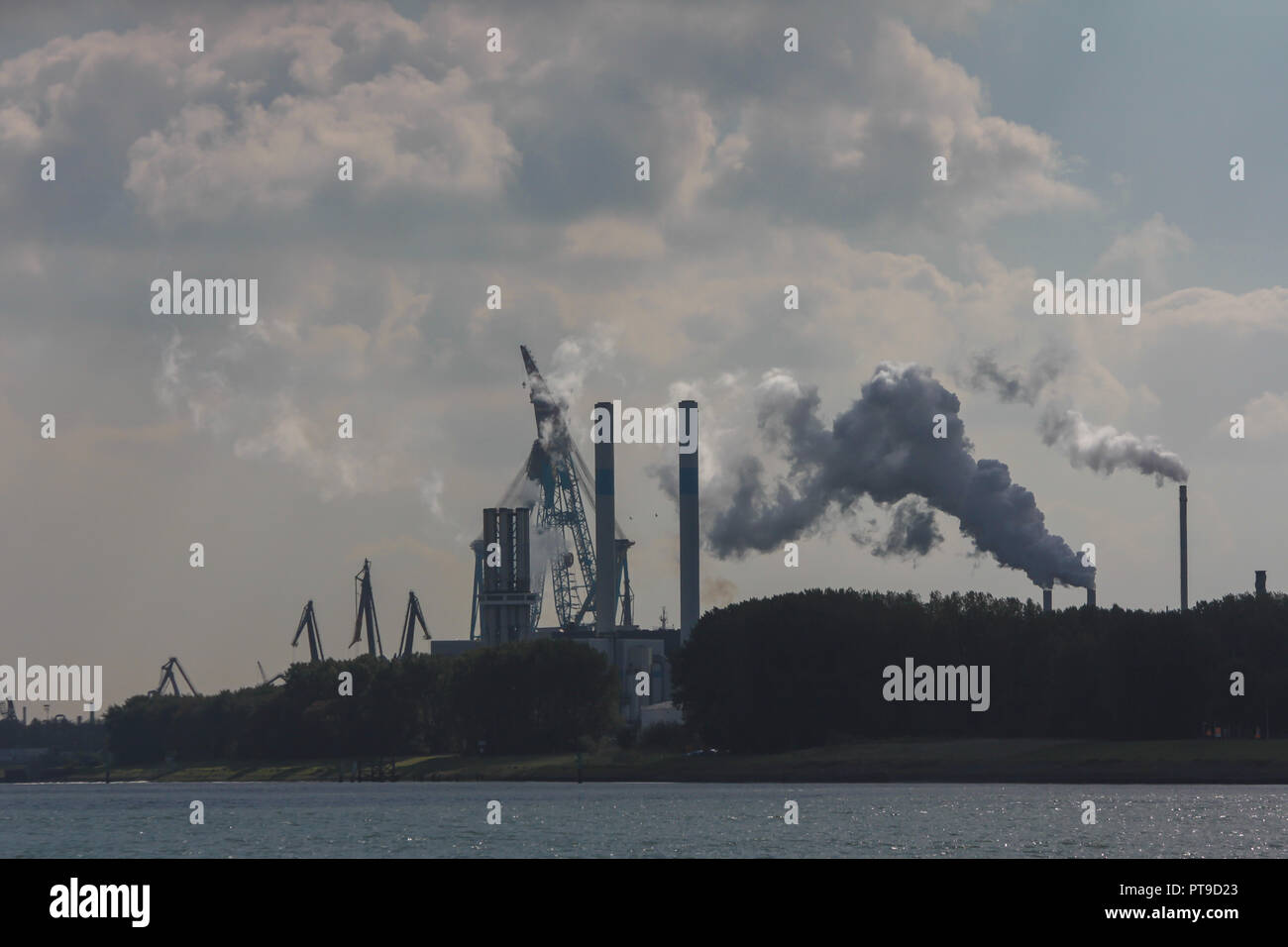 Rozenburg, the netherlands - September 30 2018: view of oil refinery ...