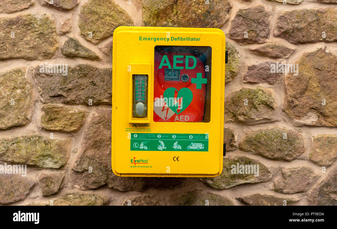Green box aed defibrillator hi-res stock photography and images - Alamy