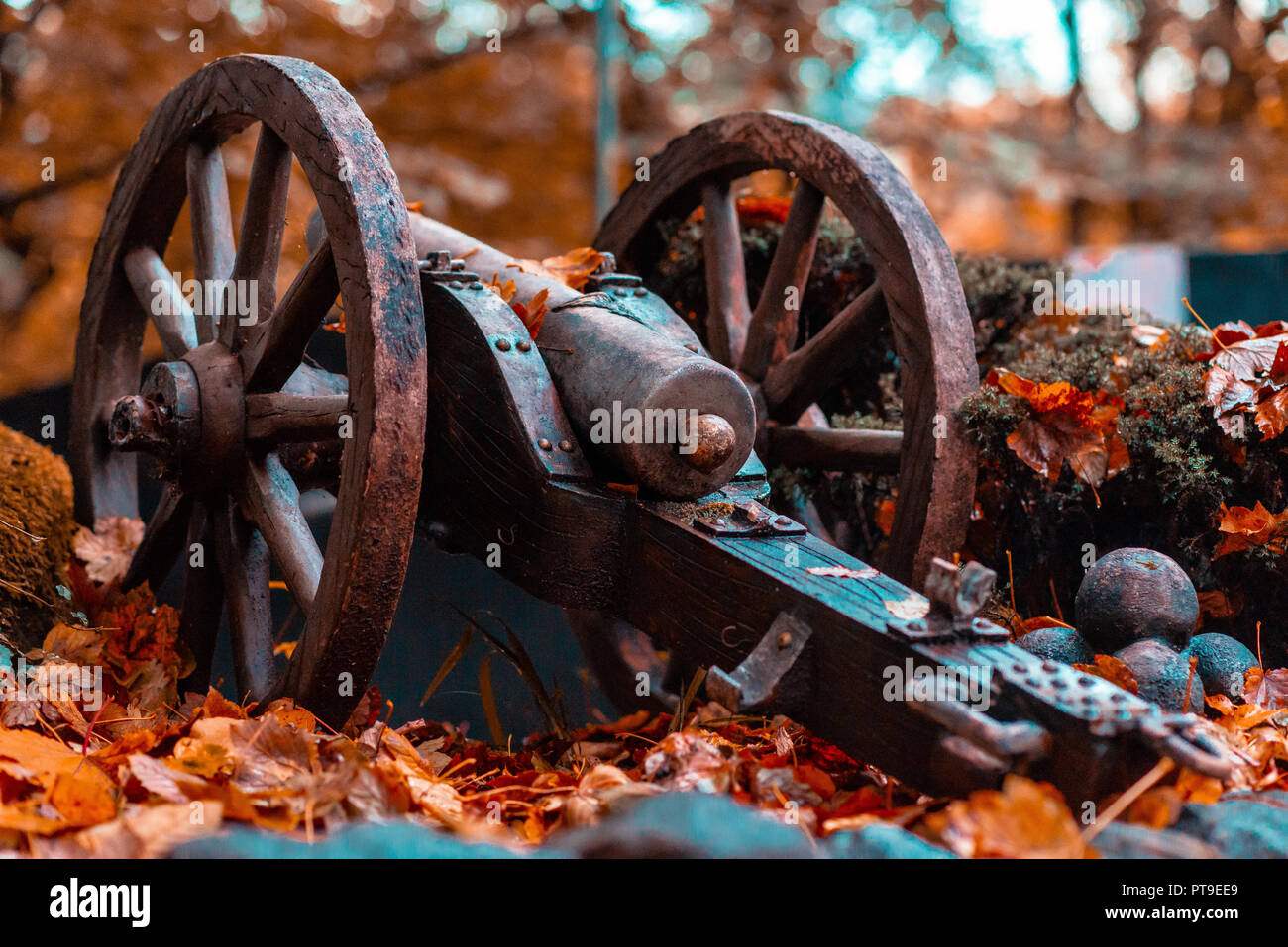 Replica medieval cannon hi-res stock photography and images - Alamy
