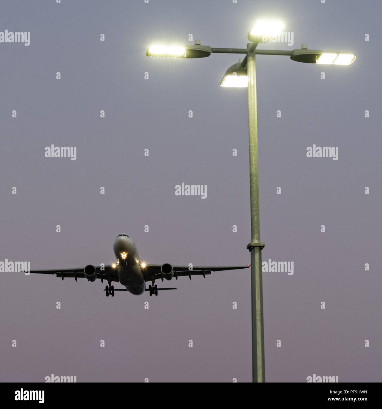 Widebody airplane on final approach hi-res stock photography and images ...