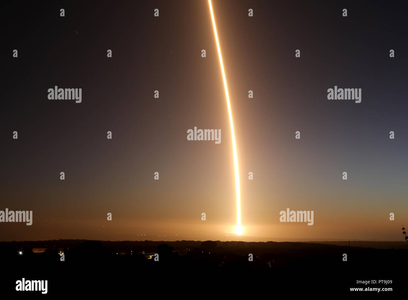 Falcon 9 rocket returns hi-res stock photography and images - Alamy