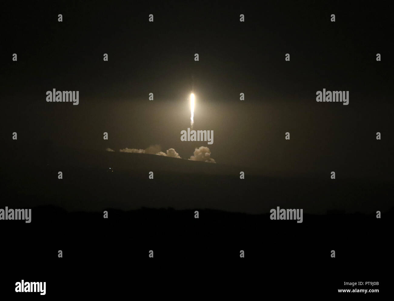 Falcon 9 rocket returns hi-res stock photography and images - Alamy