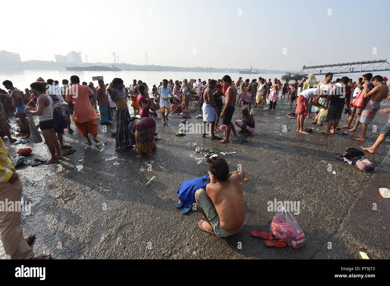 Kolkata, India. 8th October, 2018. Tarpana, the Hindu ritual for the ...