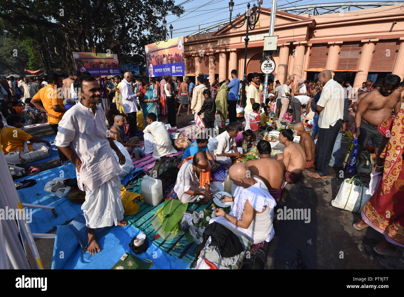 Kolkata, India. 8th October, 2018. Tarpana, the Hindu ritual for the ...