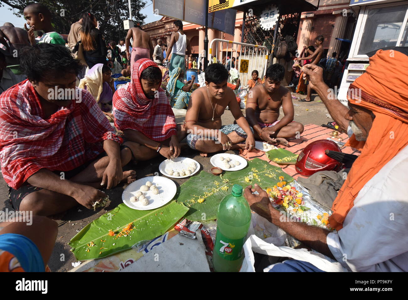 Kolkata, India. 8th October, 2018. Tarpana, the Hindu ritual for the ...