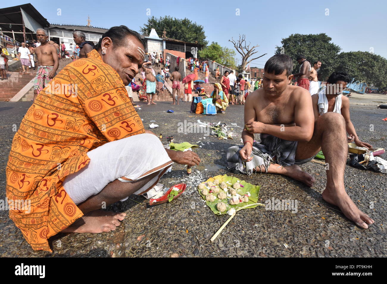 Hindu ritual of pitru tarpan hi-res stock photography and images - Alamy