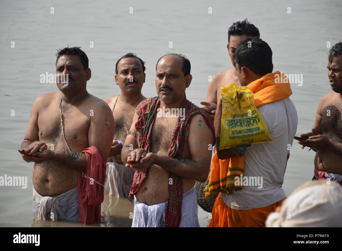Kolkata, India. 8th October, 2018. Tarpana, the Hindu ritual for the ...