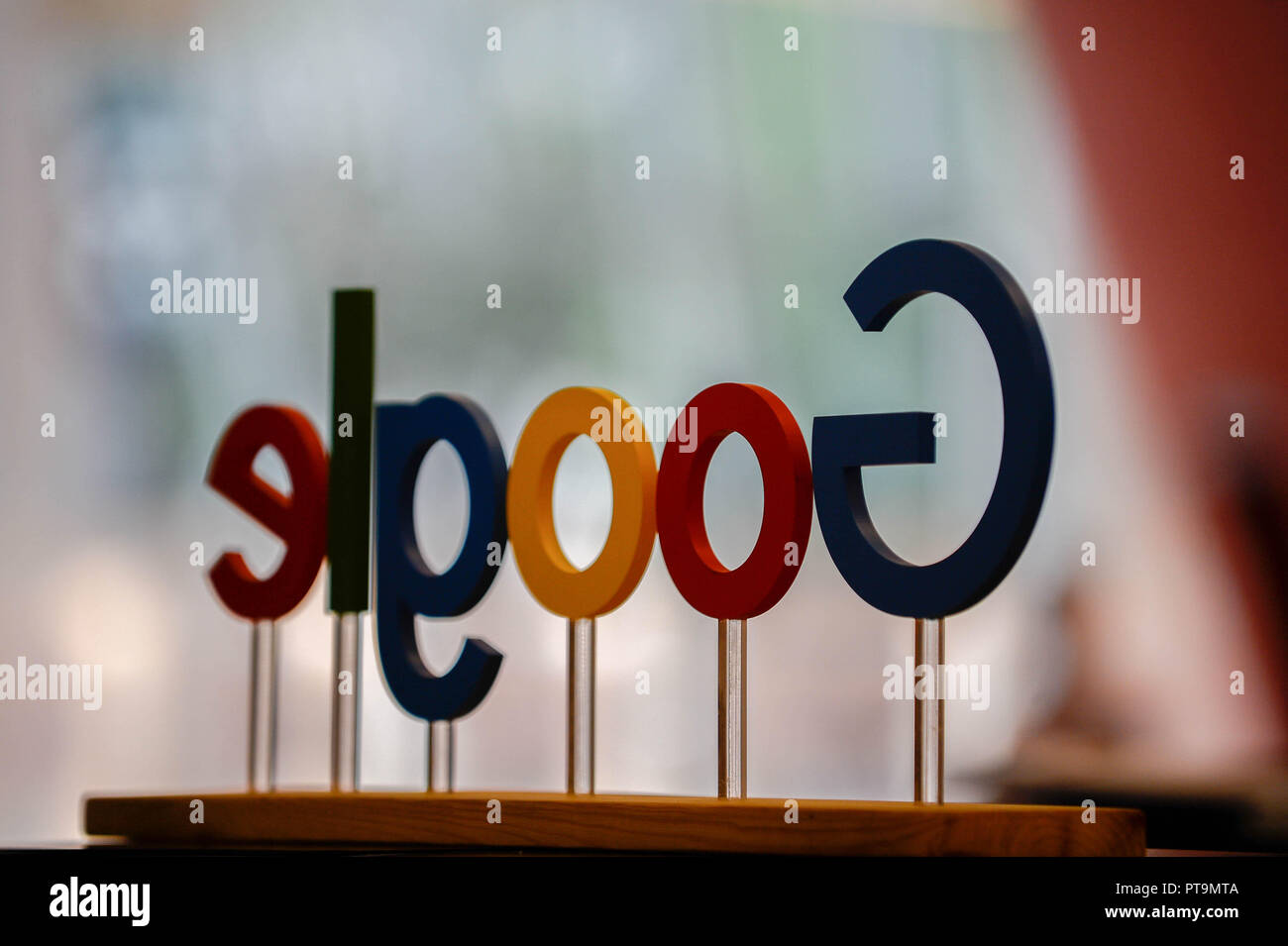 Google stand hi-res stock photography and images - Alamy