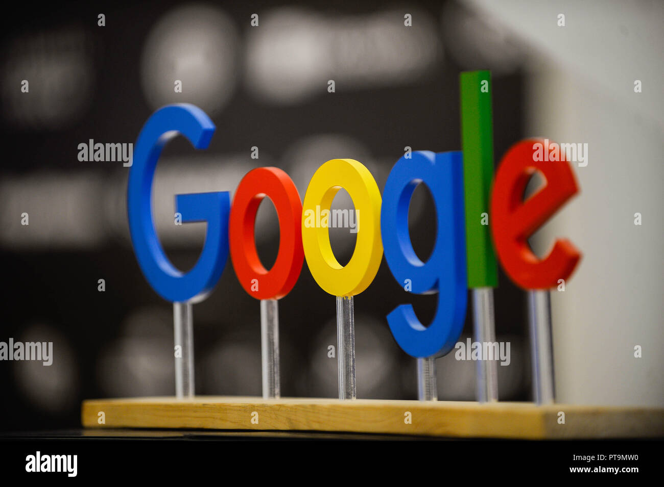 Google stand hi-res stock photography and images - Alamy