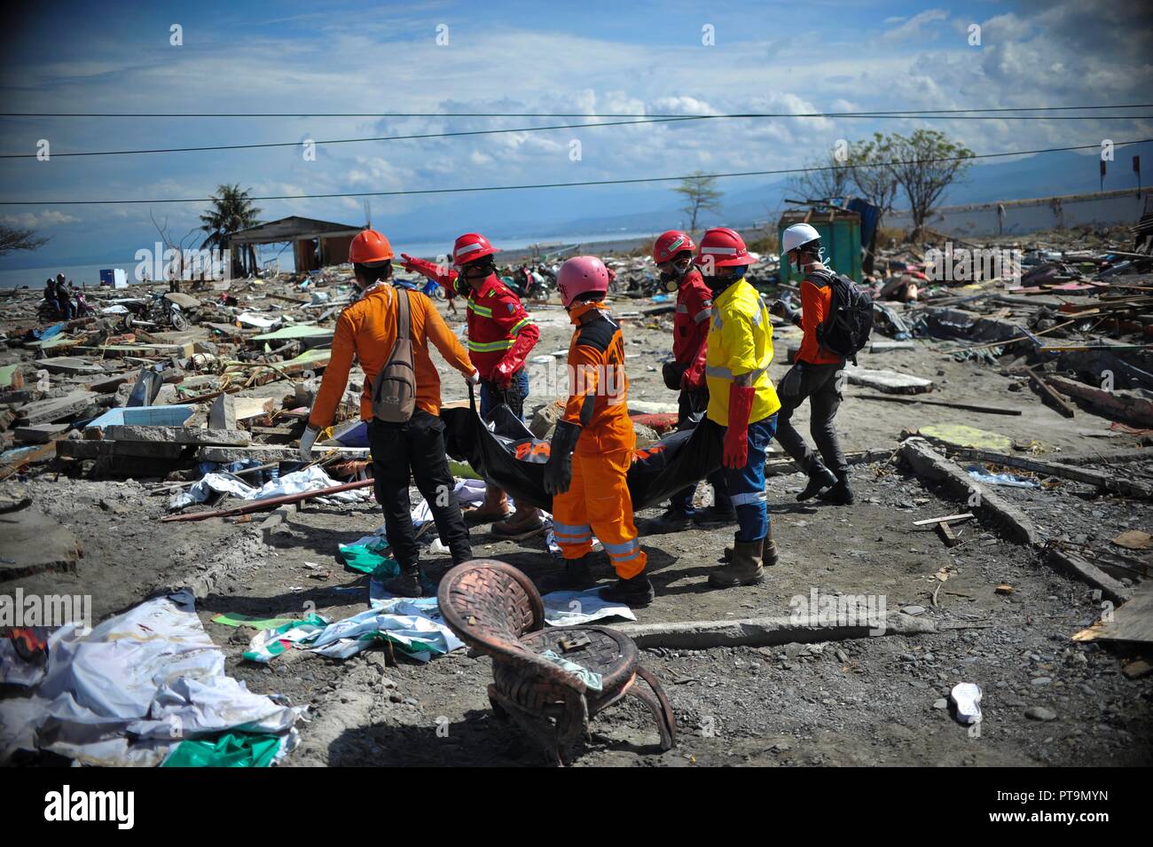 Poso, Indonesia. 8th Oct, 2018. Members of Indonesian search and rescue ...