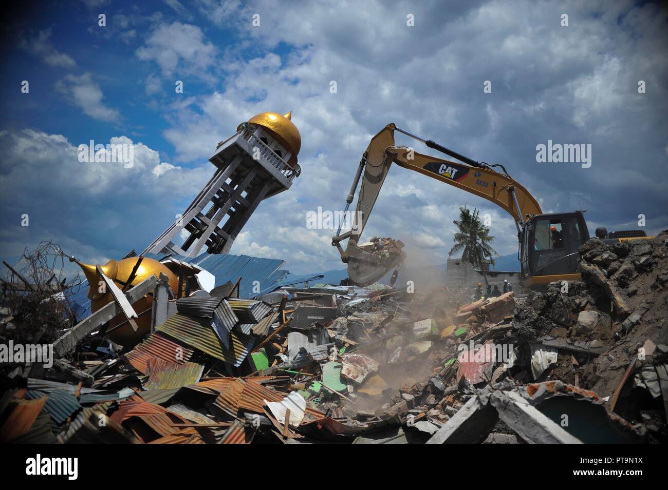 Poso, Indonesia. 8th Oct, 2018. Indonesian search and rescue team work ...