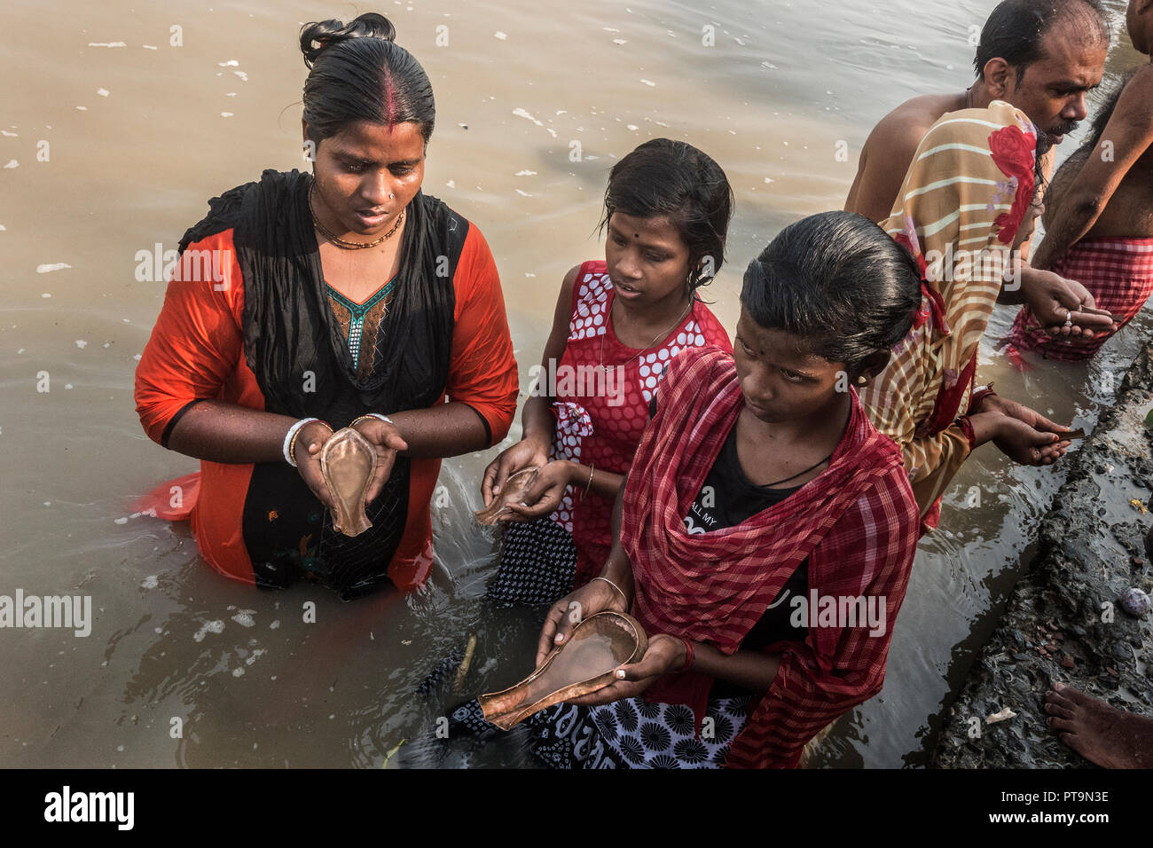 Kolkata, India. 8th Oct, 2018. Hindu devotees take part in the "Tarpan ...