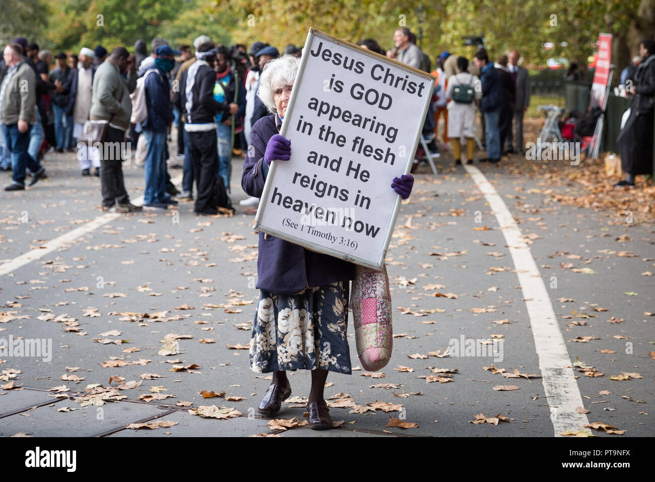 Heckling speaker hi-res stock photography and images - Alamy