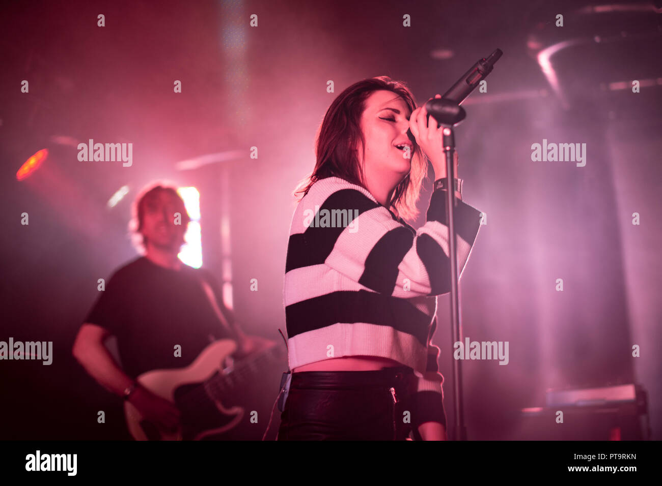 Emma louise singer songwriter hi-res stock photography and images - Alamy