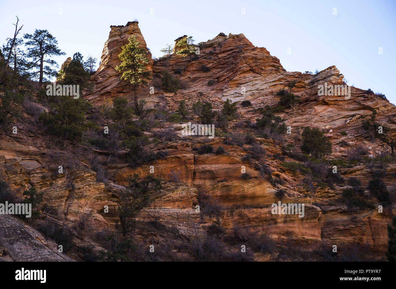 Utah, USA. 5th Oct, 2018. Varied rock hues along the cliffs as fall ...
