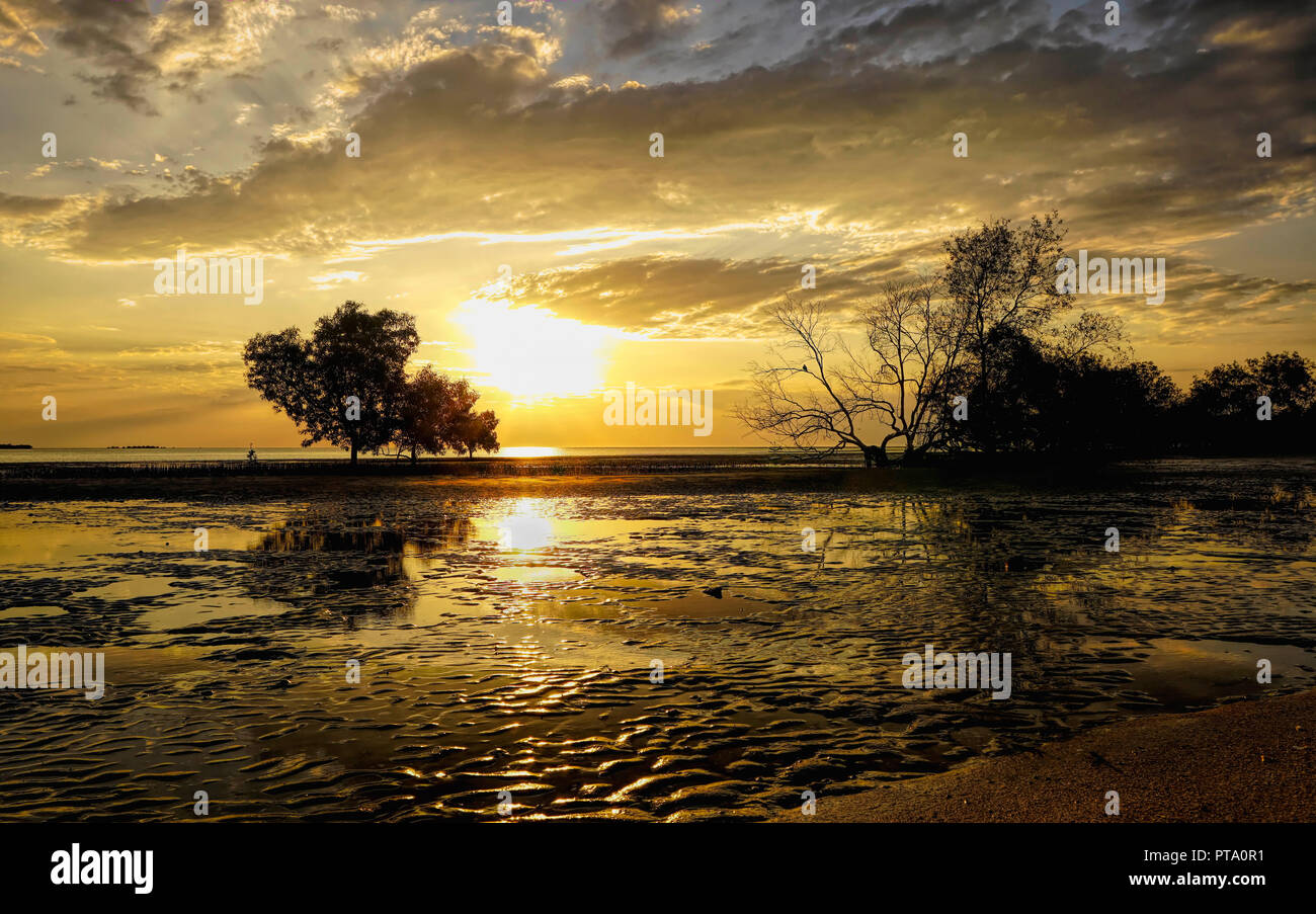 Karumba Australia in the cool of the evening sunset Stock Photo - Alamy