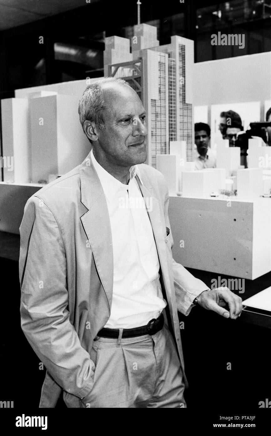 Norman foster portrait hi-res stock photography and images - Alamy