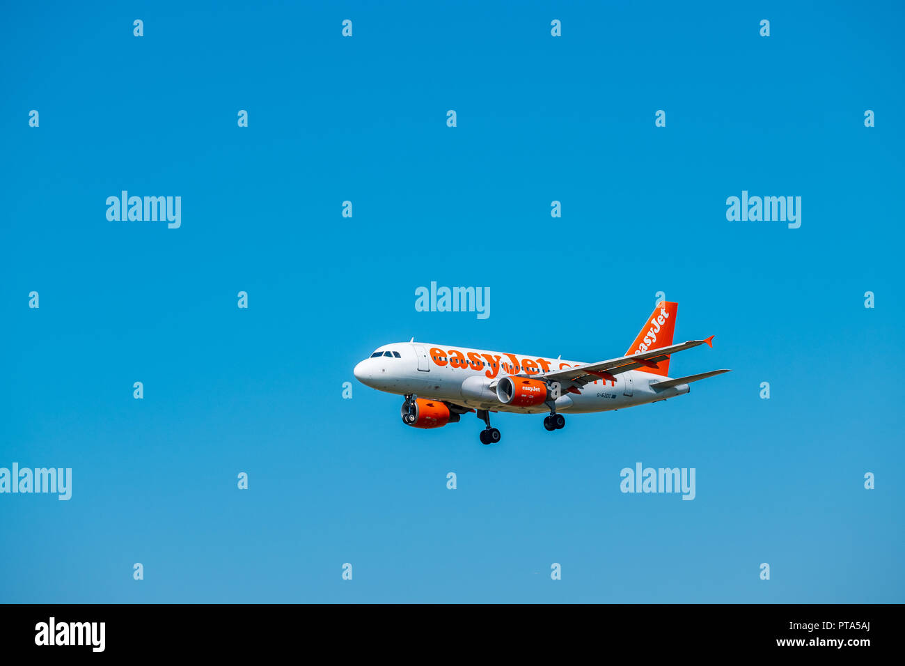 Easyjet airbus blue sky background hi-res stock photography and images ...
