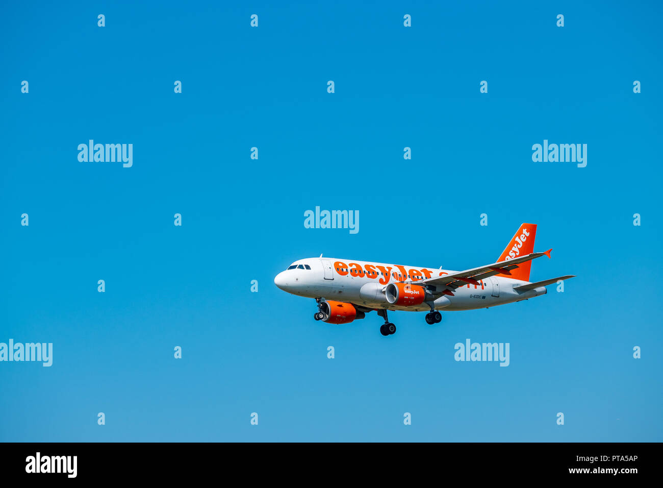 Easyjet airbus blue sky background hi-res stock photography and images ...