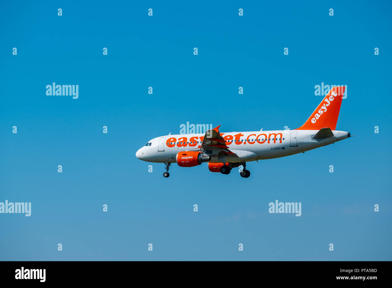 Easyjet airbus blue sky background hi-res stock photography and images ...