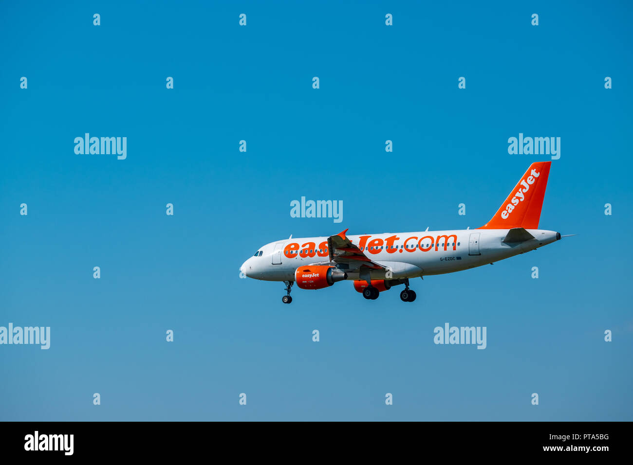 Easyjet airbus blue sky background hi-res stock photography and images ...