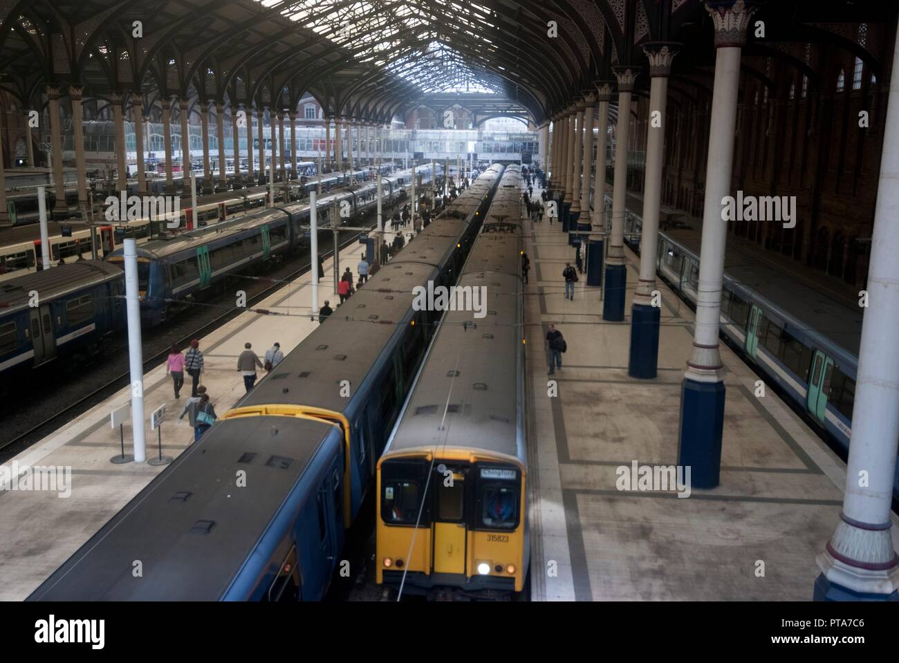 London liverpool street station platforms hi-res stock photography and ...