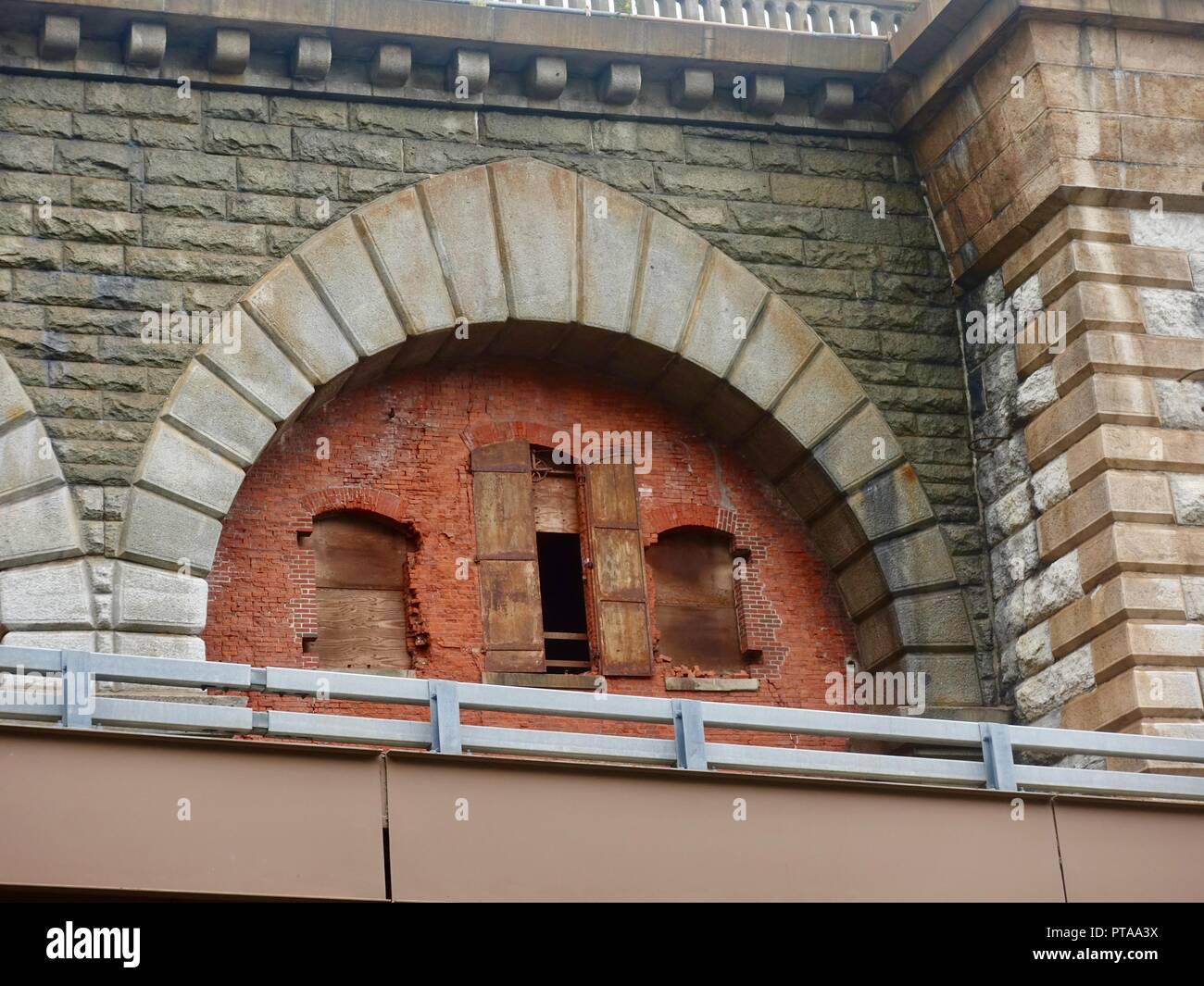 Side archway hi-res stock photography and images - Alamy