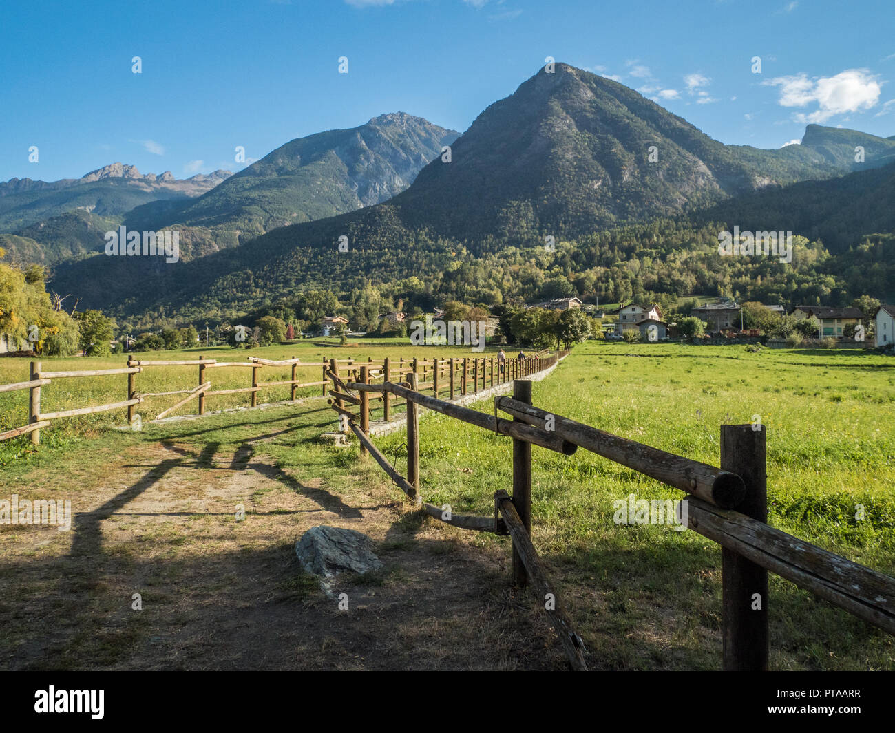 Valley pathway hi-res stock photography and images - Alamy