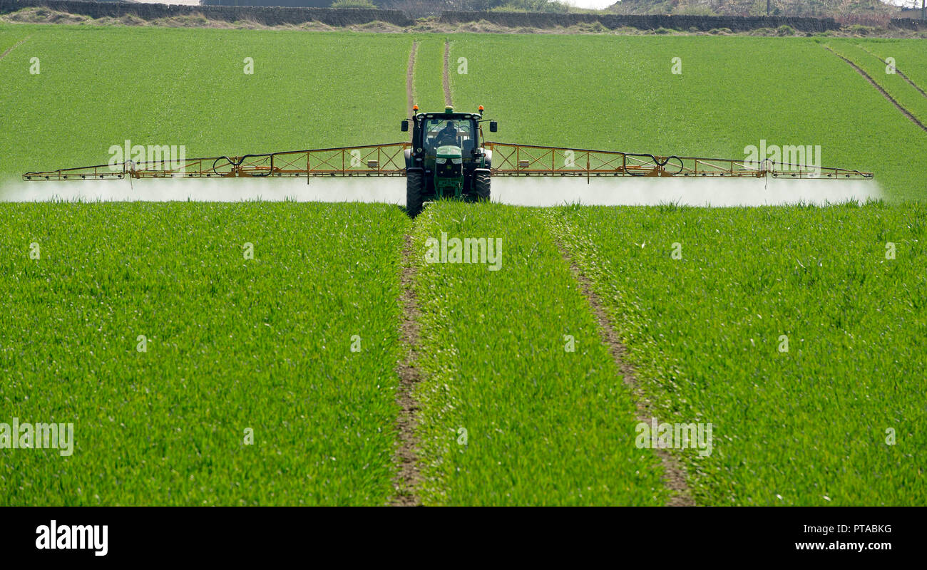 Farm crop spraying hi-res stock photography and images - Alamy