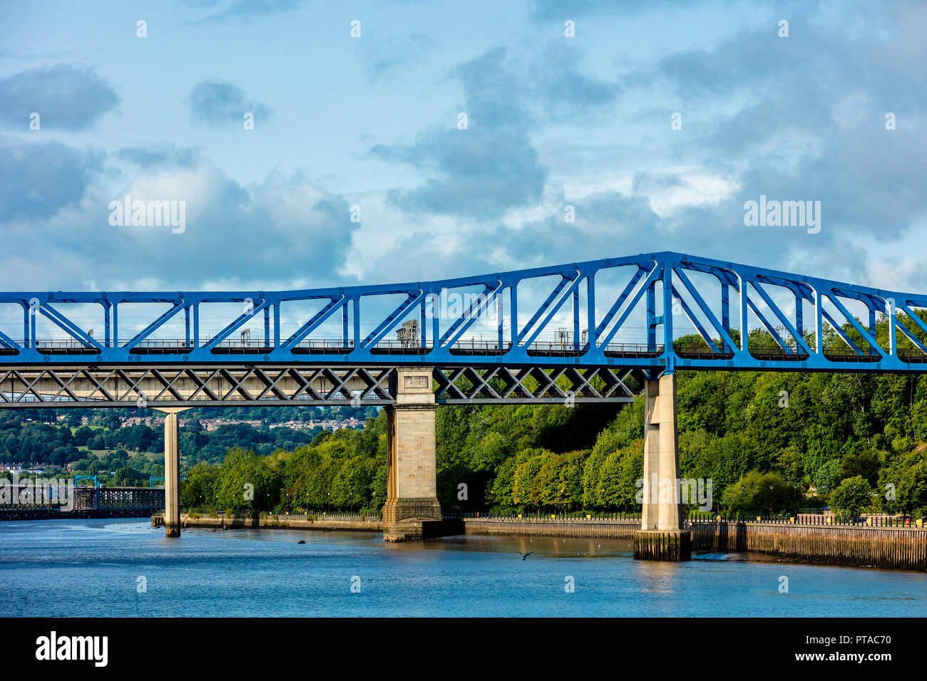Queen elizabeth ii bridge open hi-res stock photography and images - Alamy