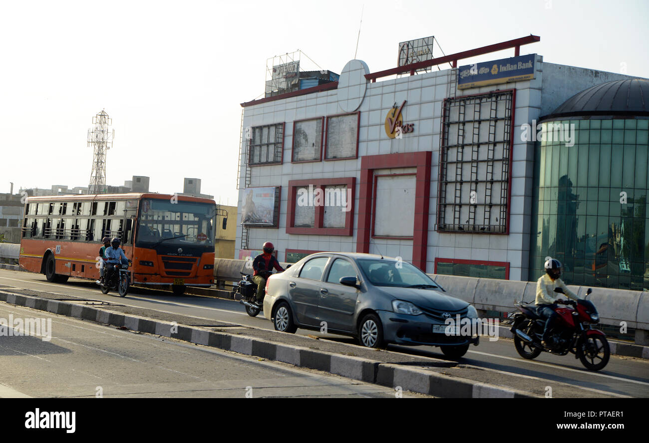 Traffic in a Delhi cityscape Stock Photo - Alamy