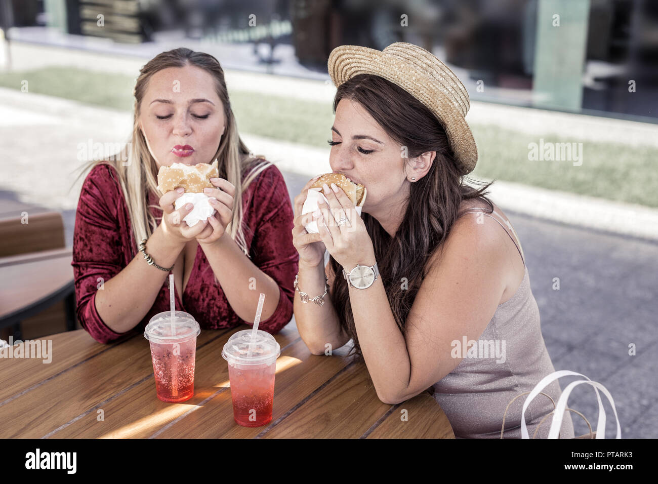 Women eating junk food hi-res stock photography and images - Alamy