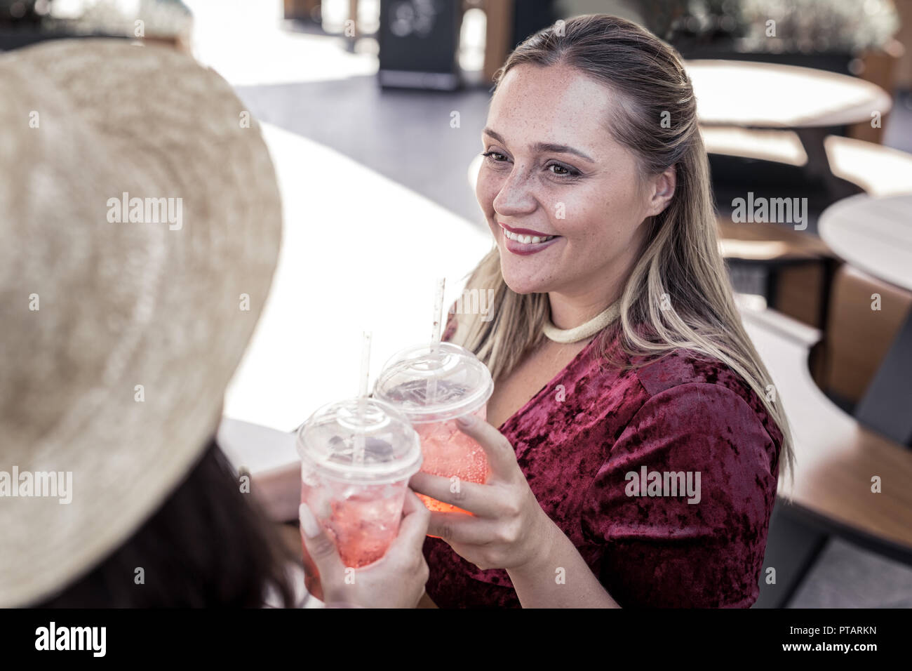 Friends drinking lemonade hi-res stock photography and images - Alamy
