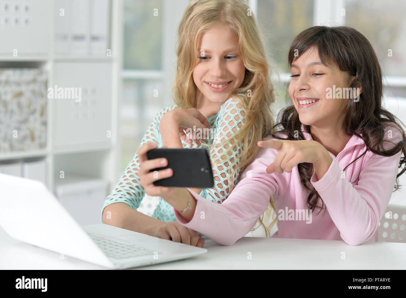 Two girls with phone hi-res stock photography and images - Alamy