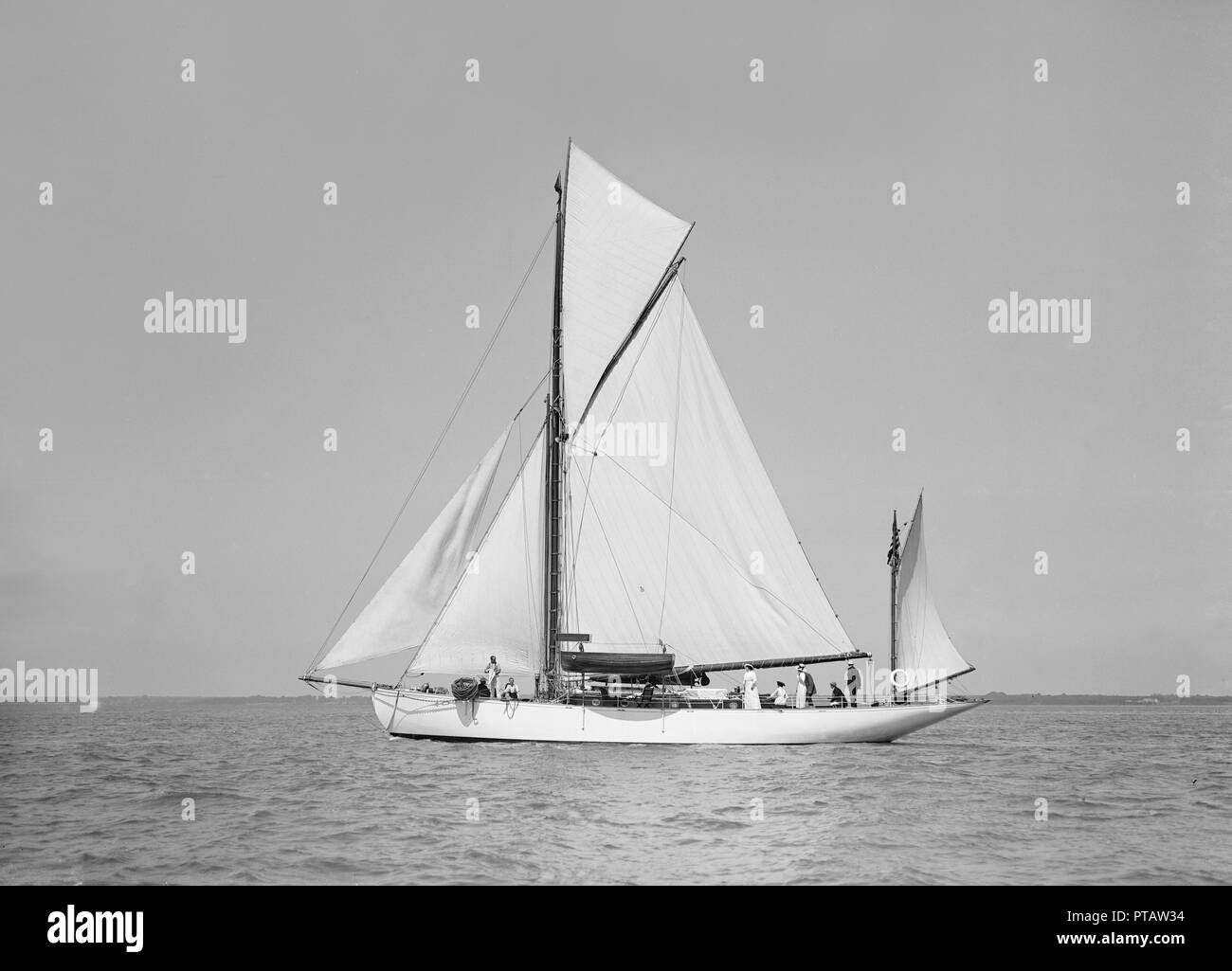 Gaff Yawl Black and White Stock Photos & Images - Alamy