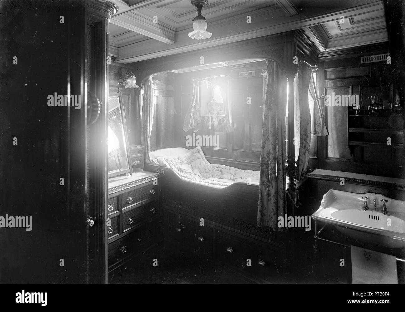 1920s ship bedroom hi-res stock photography and images - Alamy