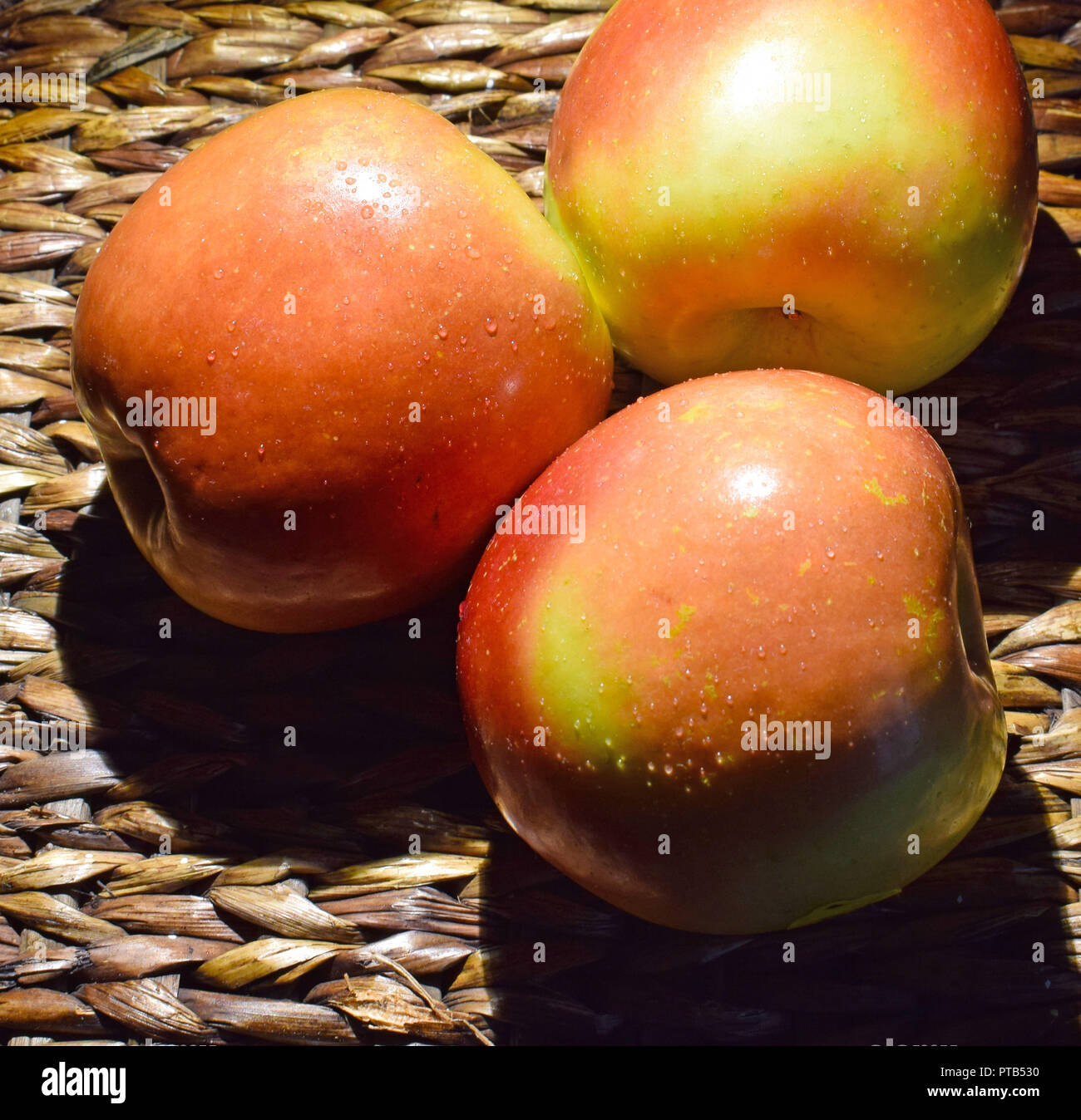Apples, fresh fruit Stock Photo - Alamy
