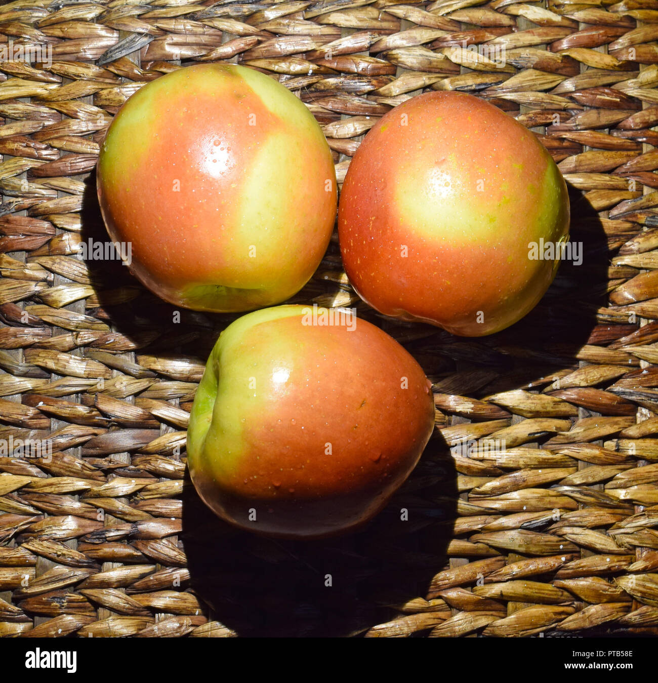 Apples, fresh fruit Stock Photo - Alamy
