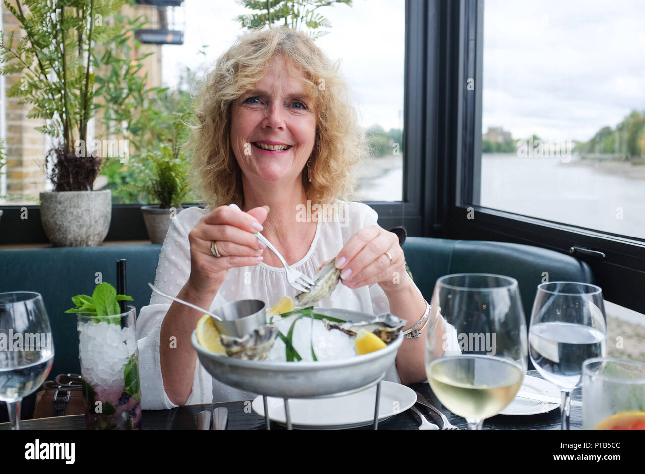 Eating oysters hi-res stock photography and images - Alamy
