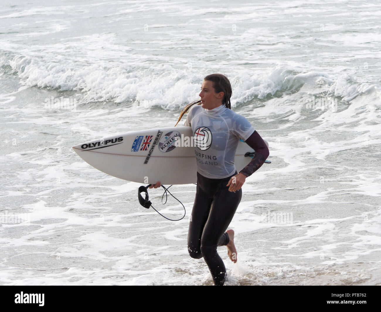 Female competitive surfers uk hi-res stock photography and images - Alamy
