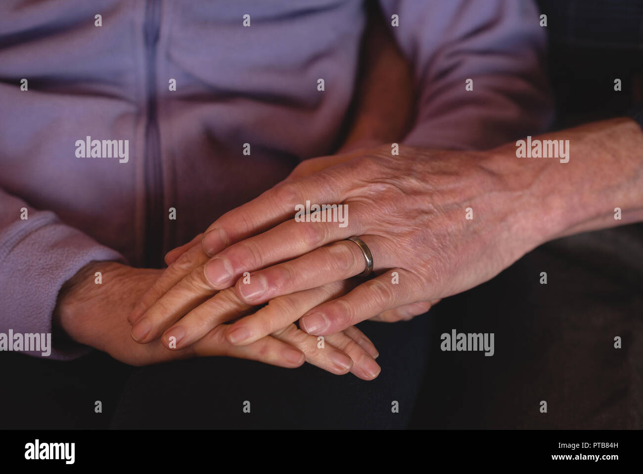 Hands at home hi-res stock photography and images - Alamy